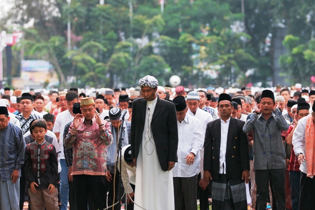 Ribuan Umat Muslim Sholat Idul Fitri 9028