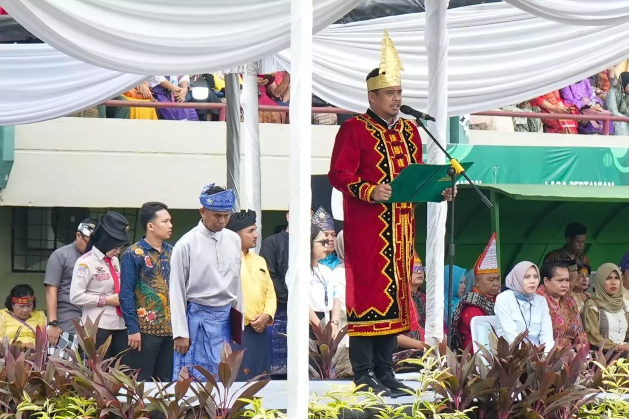 Bersama Belasan Ribu Guru Berbusana Adat Tradisional, Bobby Nasution ...